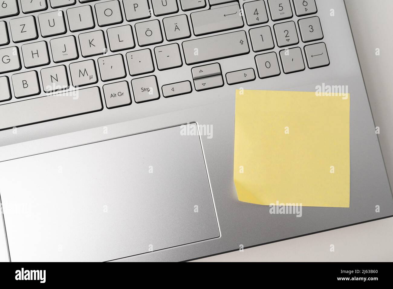 Empty office desk hi-res stock photography and images - Alamy