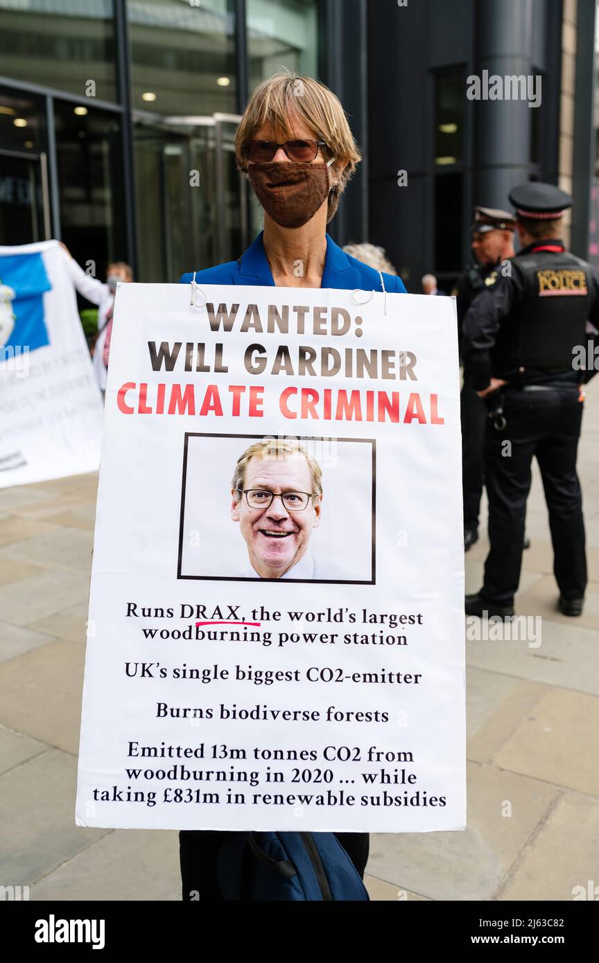 London, UK. 27 April 2022. Environmental campaigners protest at the ...