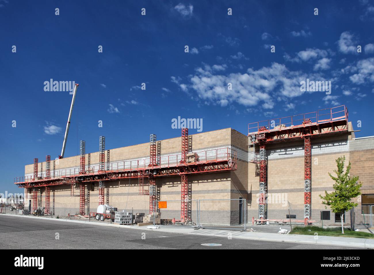 Scaffolding around a building block hi-res stock photography and images ...