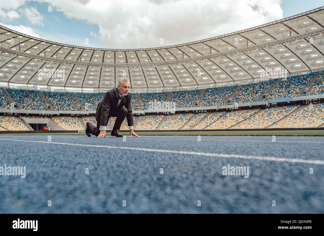 Runner track pose hi-res stock photography and images - Alamy