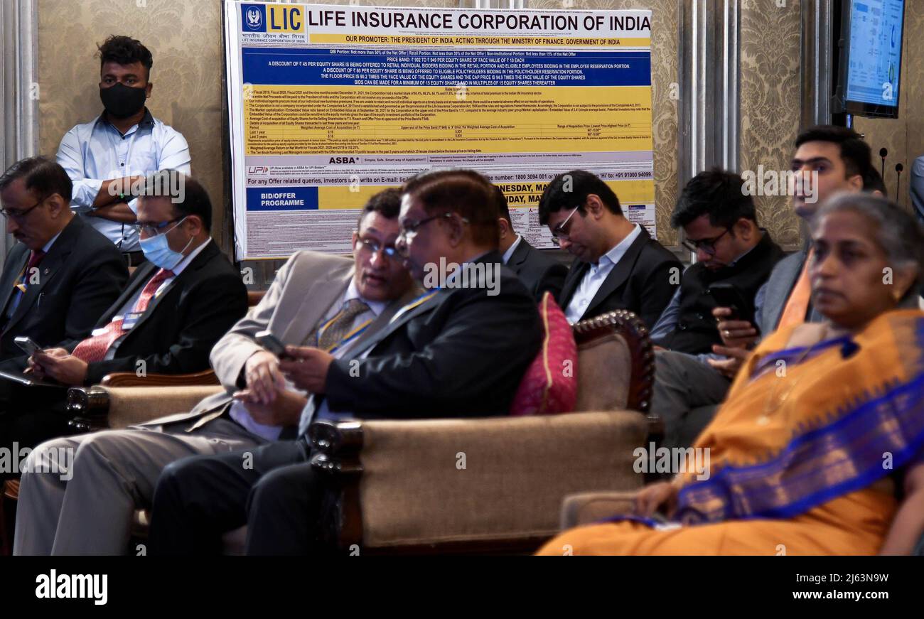 Mumbai, Maharashtra, India. 27th Apr, 2022. People are seen near the ...