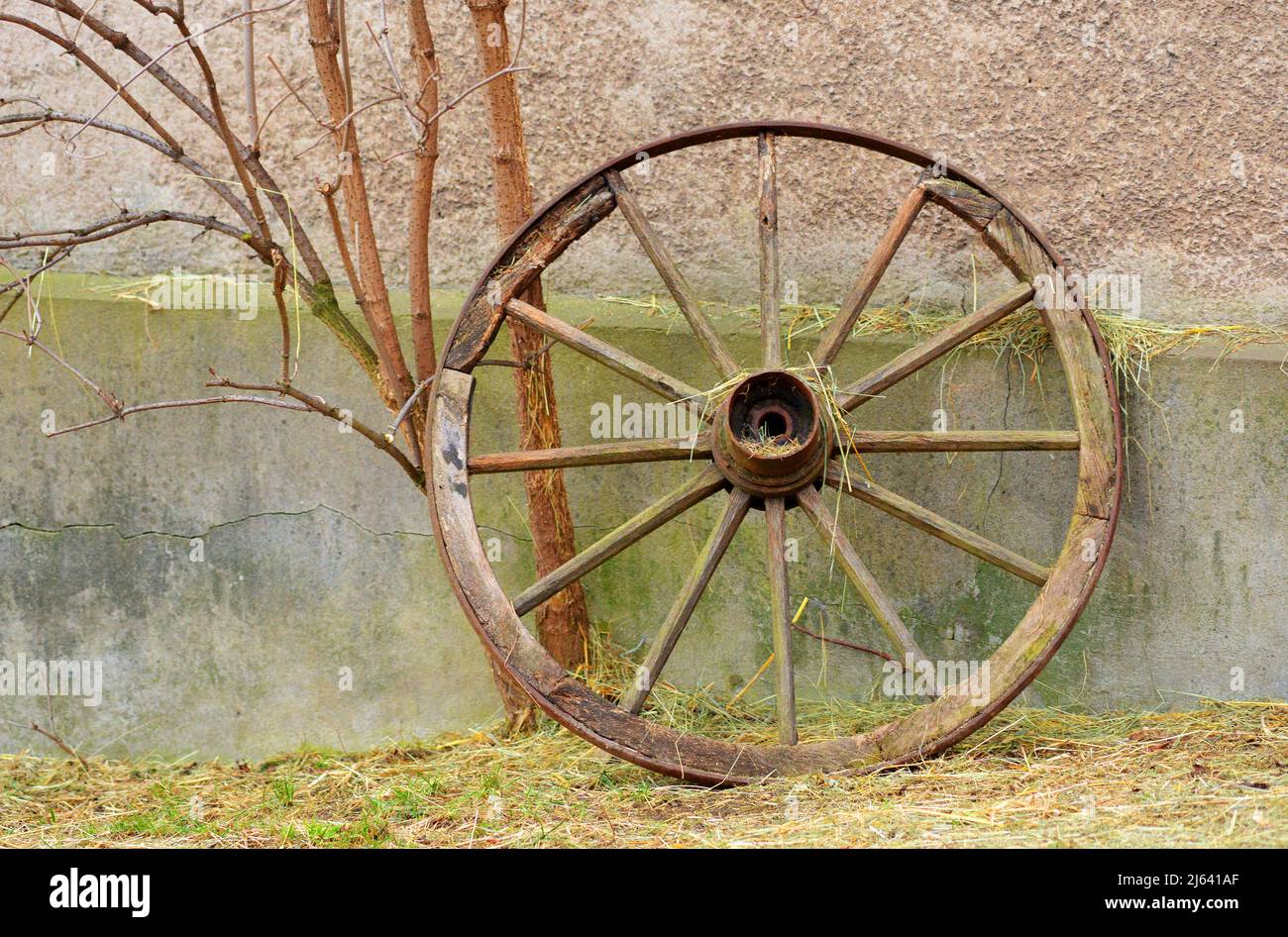 Vintage historic wooden cartwheel Stock Photo - Alamy