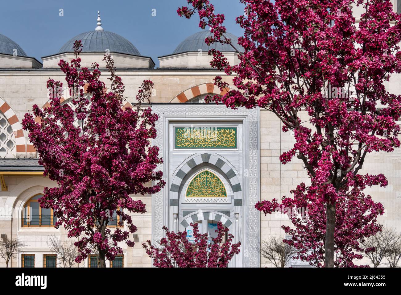 The Grand Camlica Mosque in Uskudar District of Istanbul, Turkey Stock ...