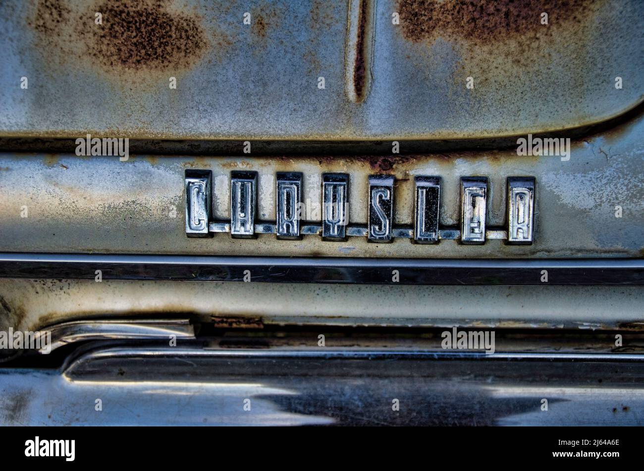 Chrysler car badge hi-res stock photography and images - Alamy