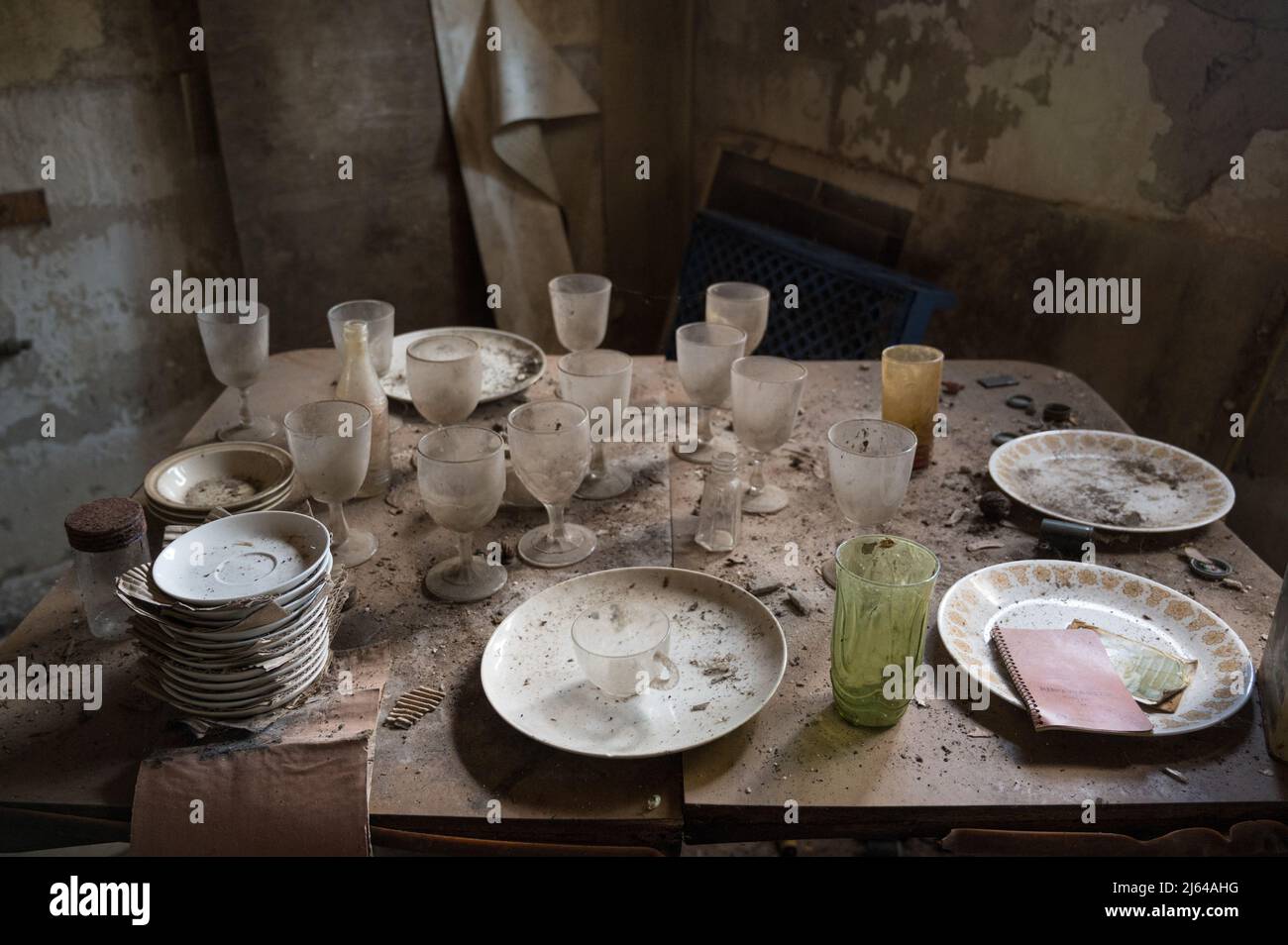 Dirty dishes table hi-res stock photography and images - Alamy