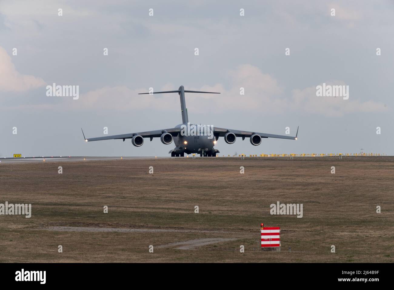 Military transport aircraft boeing c 17 globemaster iii hi-res stock ...