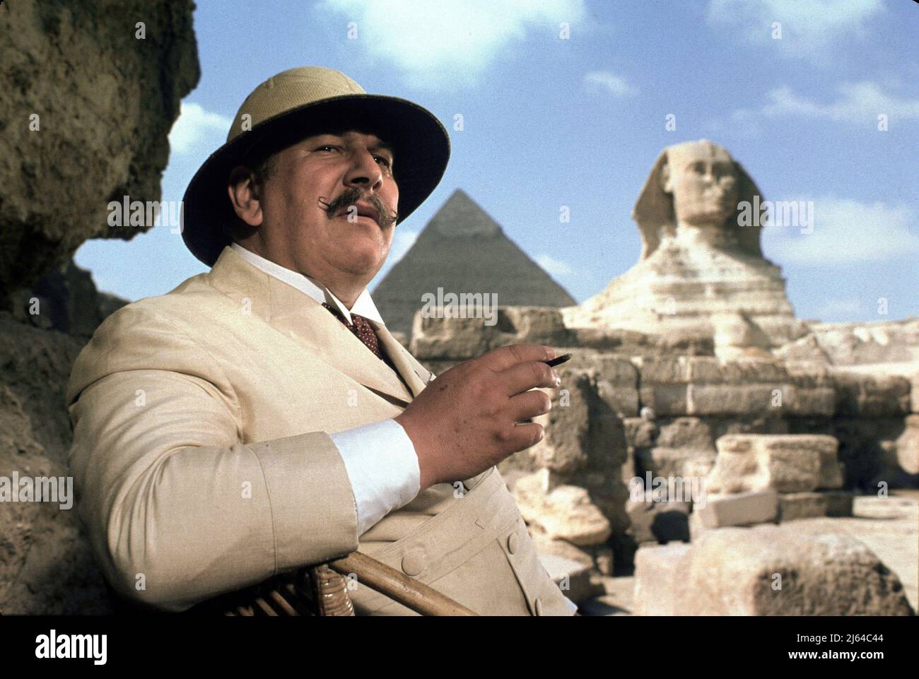 Peter ustinov poirot death on the nile hi-res stock photography and ...