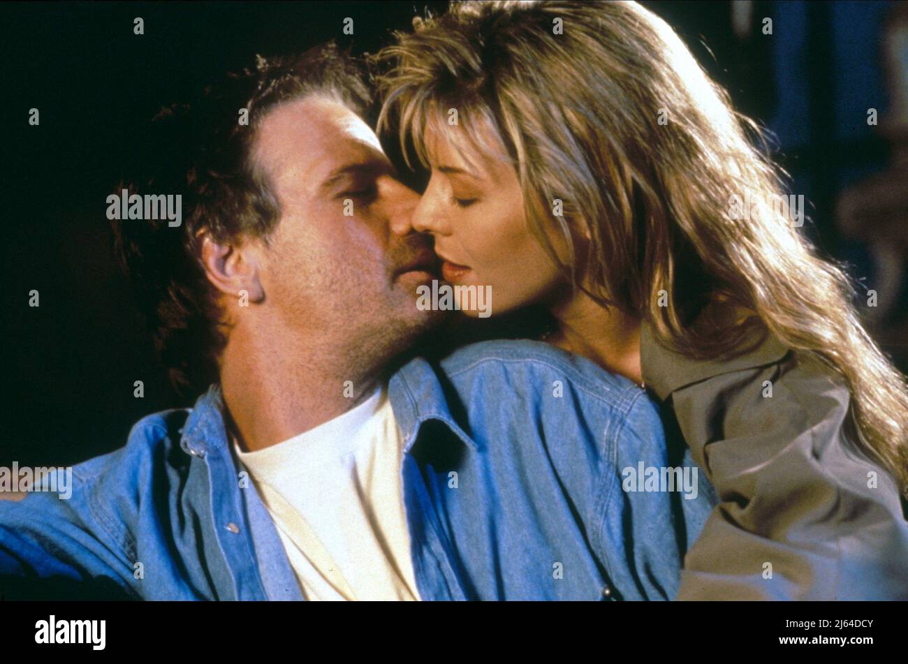 Kissing couple 80s hi-res stock photography and images - Alamy