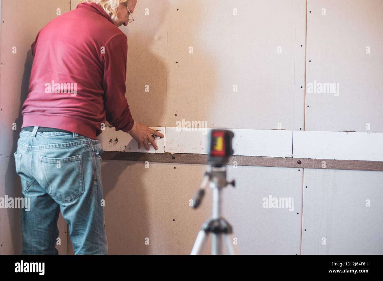 Man installing wall hi-res stock photography and images - Alamy