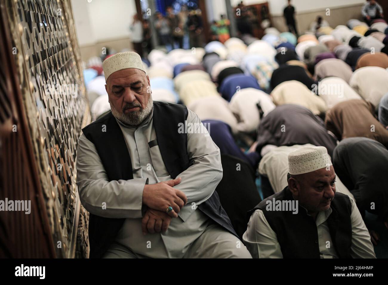 Baghdad, Iraq. 27th Apr, 2022. Muslims perform the 'Tarawih' evening ...