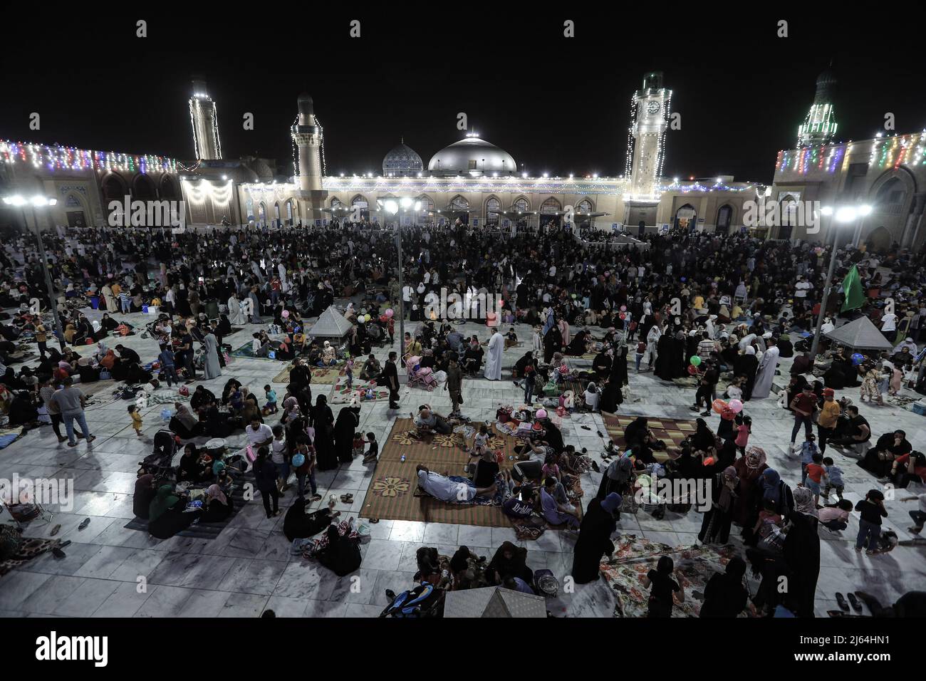 Baghdad, Iraq. 27th Apr, 2022. Muslims eat their Iftar (breaking fast ...