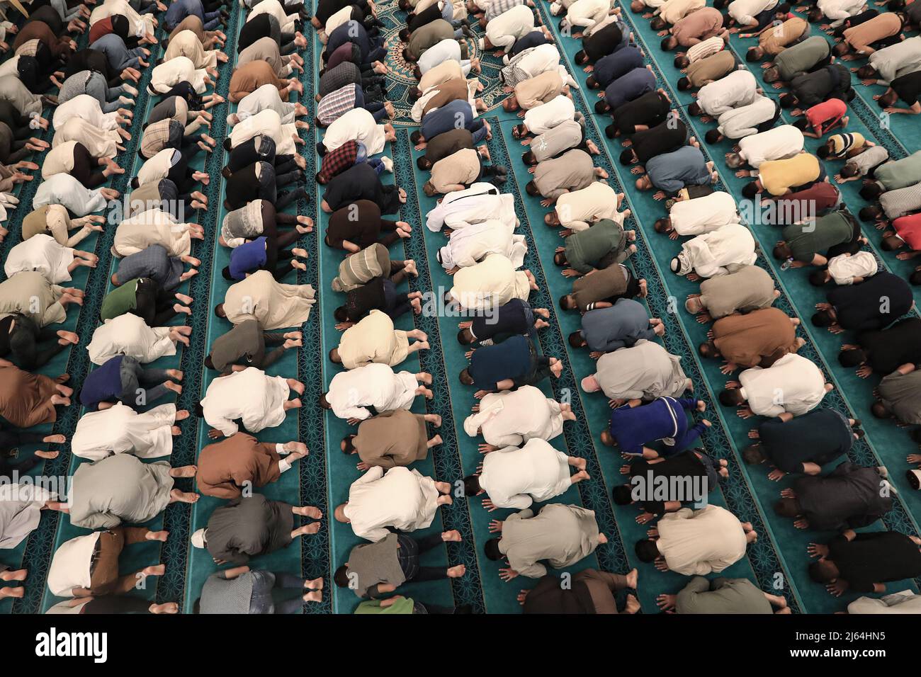 Baghdad, Iraq. 27th Apr, 2022. Muslims perform the 'Tarawih' evening ...