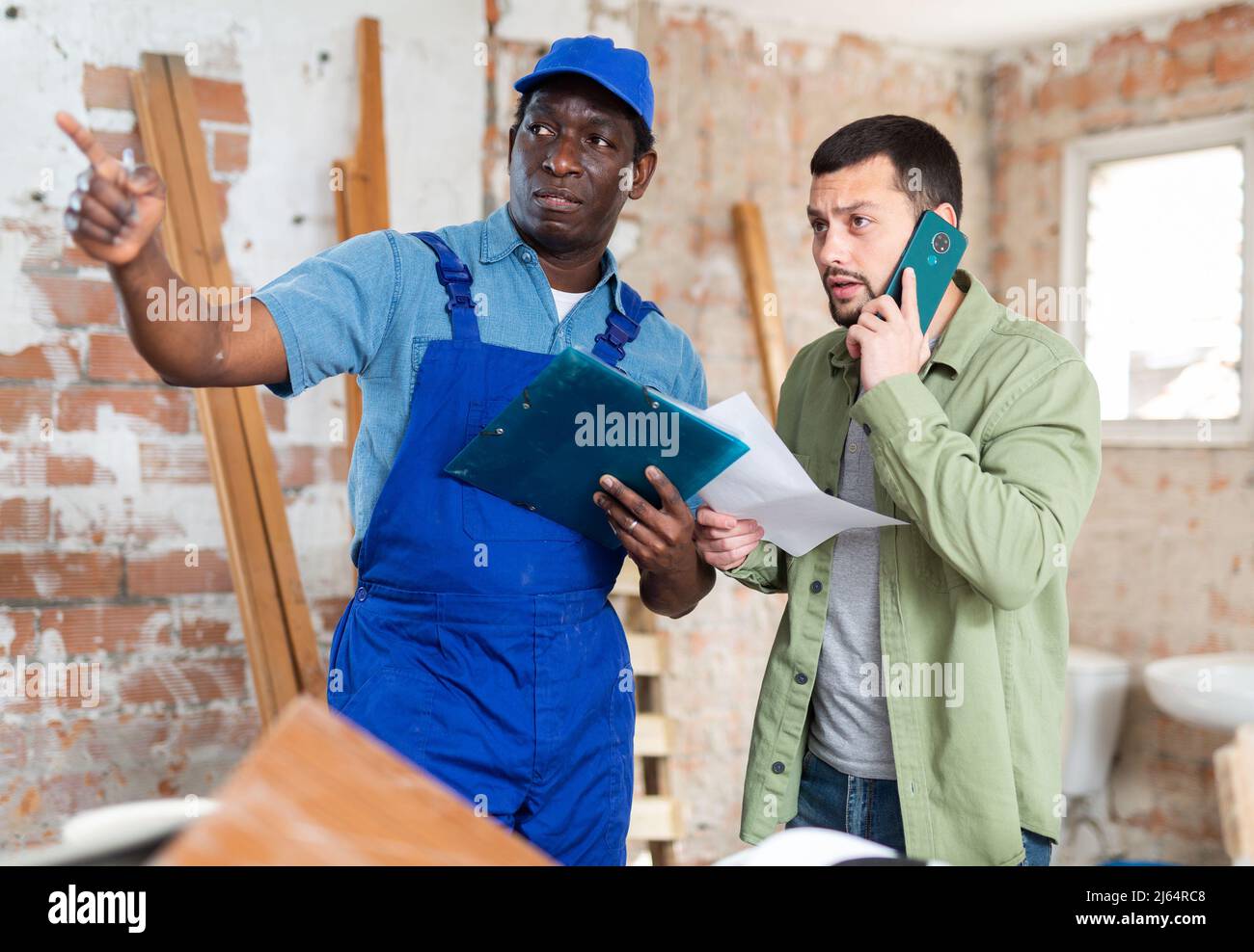 Two men builder talking hi-res stock photography and images - Alamy