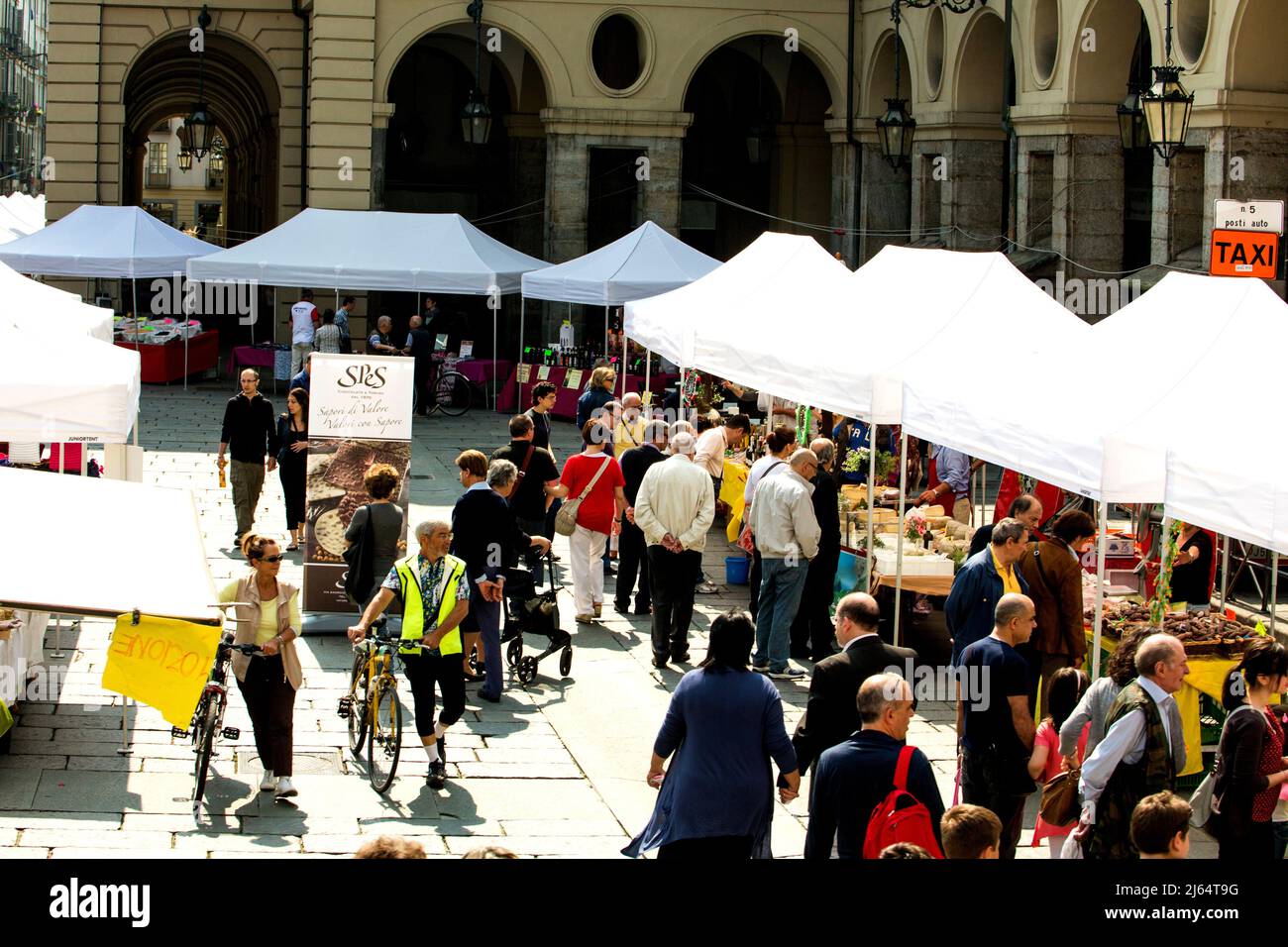 Sunday in italy hi-res stock photography and images - Alamy