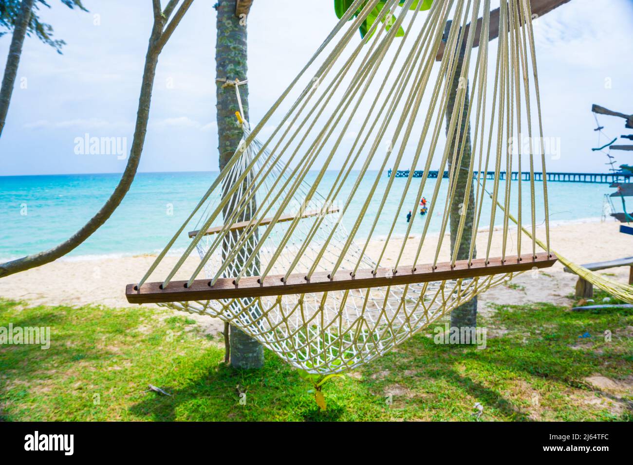 White cradle hold with palm tree on sea beach summer vacation Stock ...