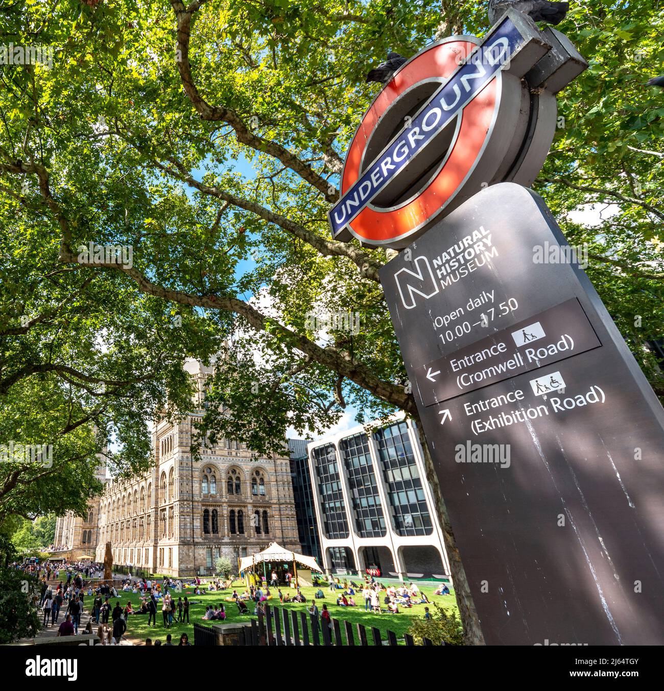 Underpass sign hi-res stock photography and images - Alamy