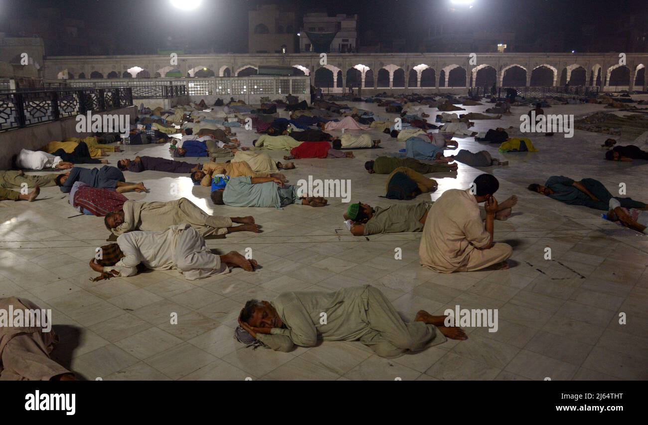 Lahore, Pakistan. 27th Apr, 2022. Pakistani passengers and homeless ...