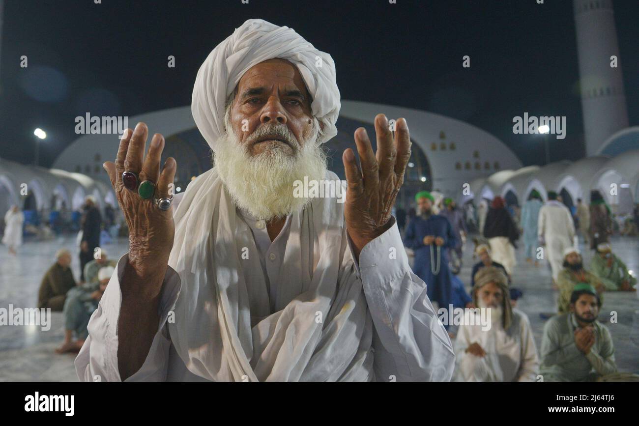 Lahore, Pakistan. 27th Apr, 2022. Pakistani passengers and homeless ...