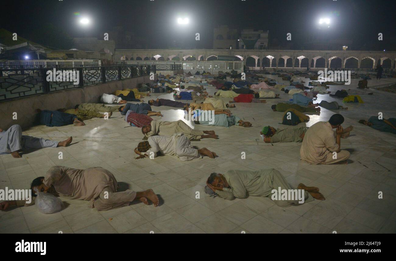 Lahore, Pakistan. 27th Apr, 2022. Pakistani passengers and homeless ...