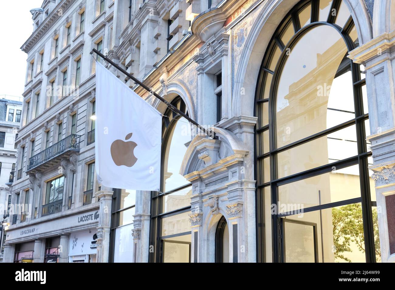External view of the Apple Store in London's Regent Street Stock Photo ...