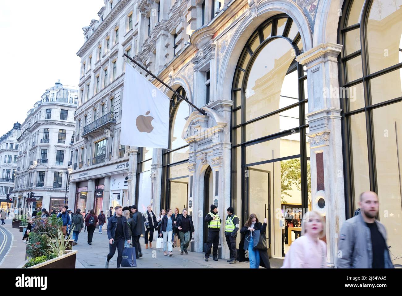 External view of the Apple Store in London's Regent Street Stock Photo ...