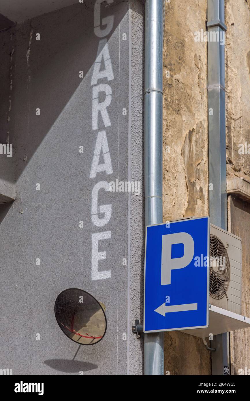 Direction arrow building parking garage hi-res stock photography and ...