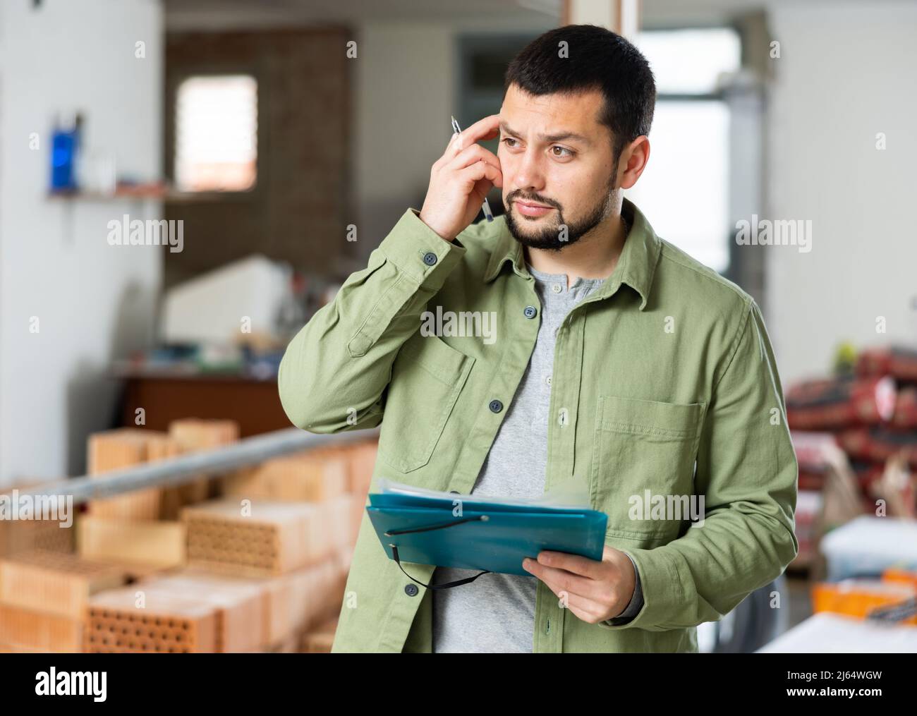 Engineer makes notes holding hi-res stock photography and images - Alamy