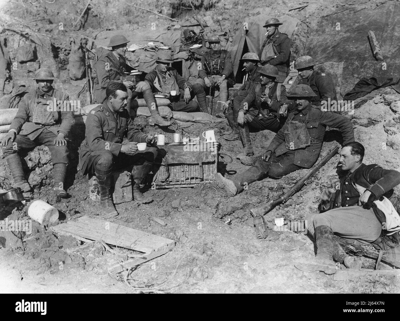 This image shows a group of British soldiers having a cup of tea Stock ...