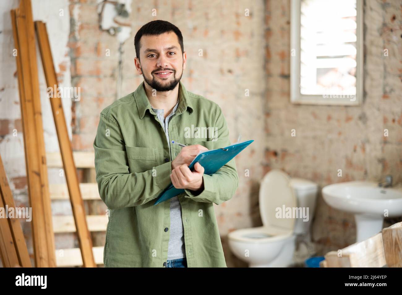 Engineer makes notes holding hi-res stock photography and images - Alamy