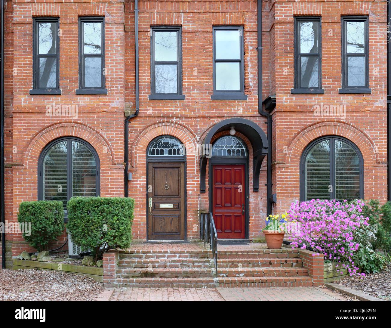 Brick row houses hi-res stock photography and images - Alamy
