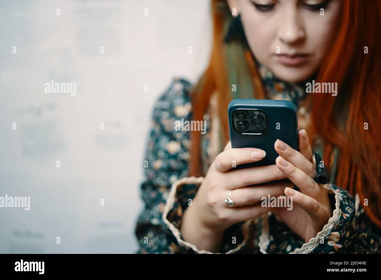 Mobilephone in women's hands Stock Photo - Alamy