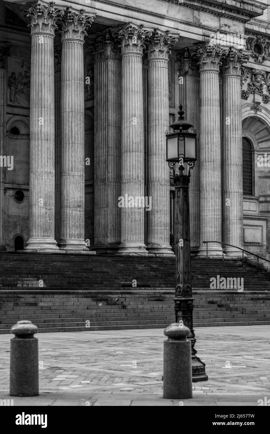 Thames boats bridge old Black and White Stock Photos & Images - Alamy