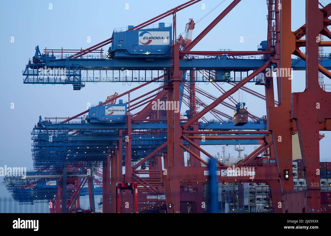 Hamburg, Germany. 28th Apr, 2022. Containers are loaded onto container ...