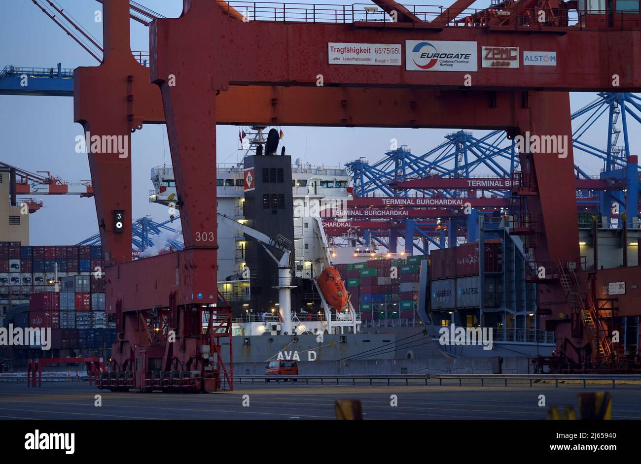 Hamburg, Germany. 28th Apr, 2022. Containers are loaded onto container ...