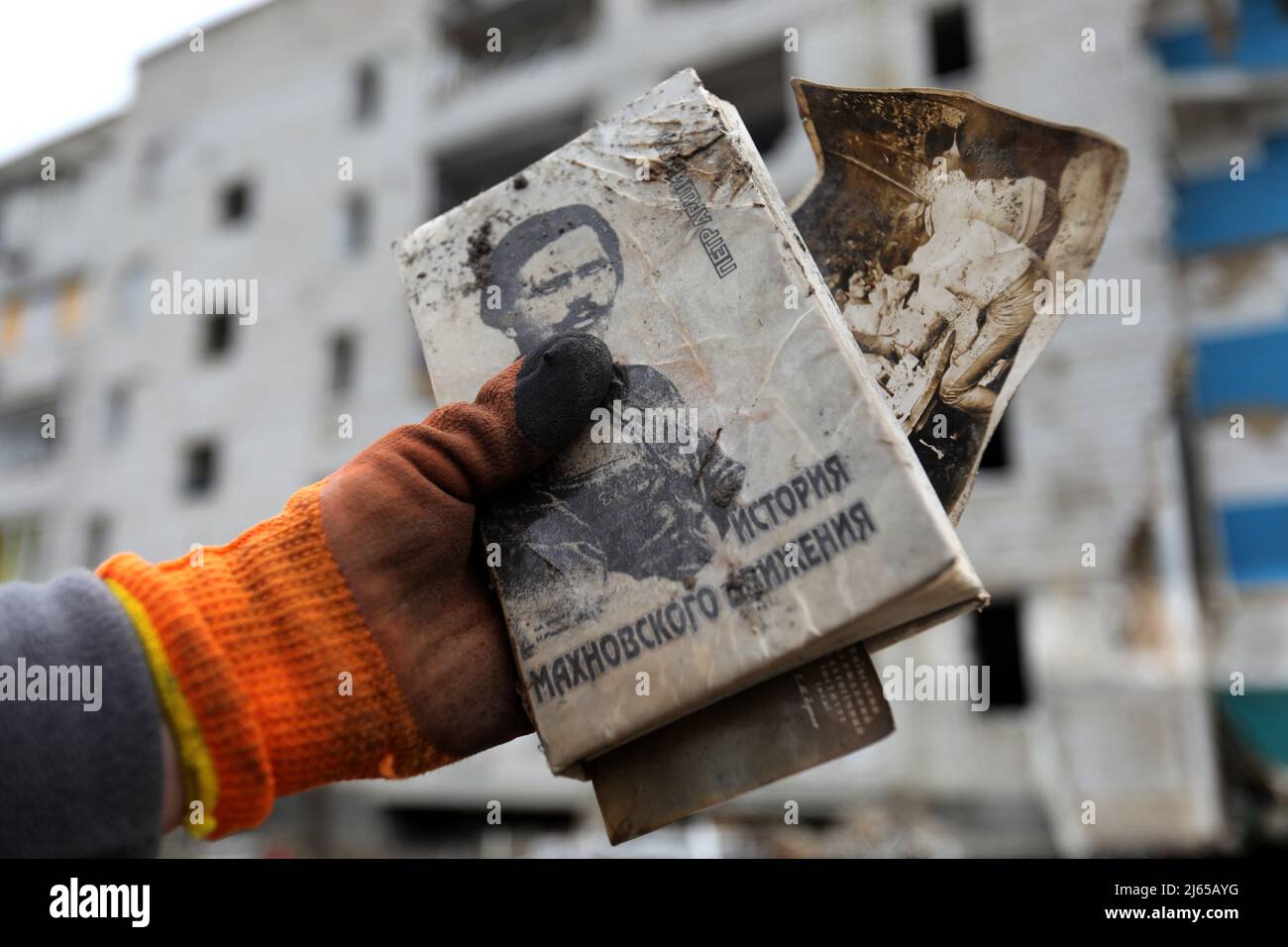 Non Exclusive: BORODIANKA, UKRAINE - APRIL 25, 2022 - A person holds a ...