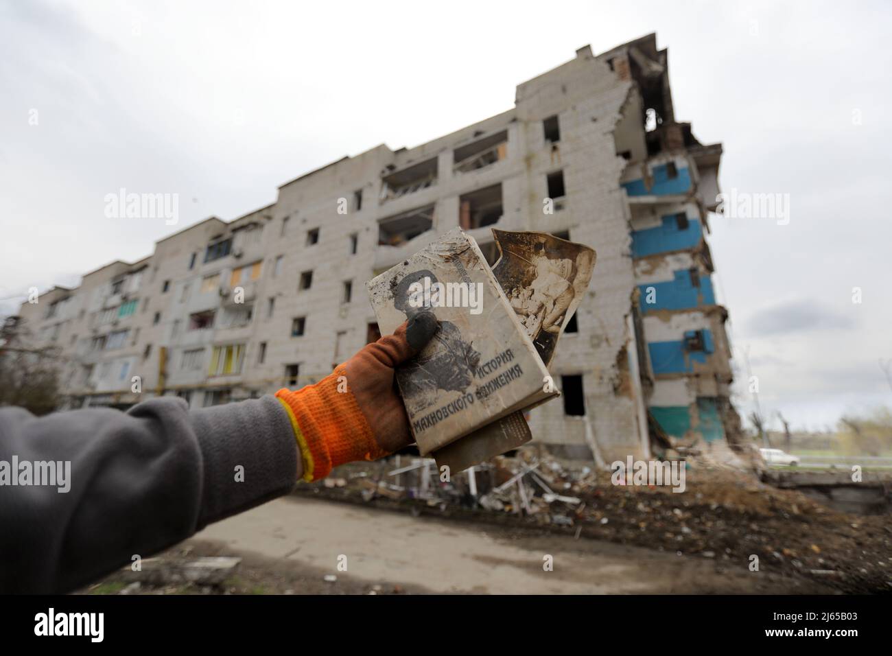 Non Exclusive: BORODIANKA, UKRAINE - APRIL 25, 2022 - A person holds a ...