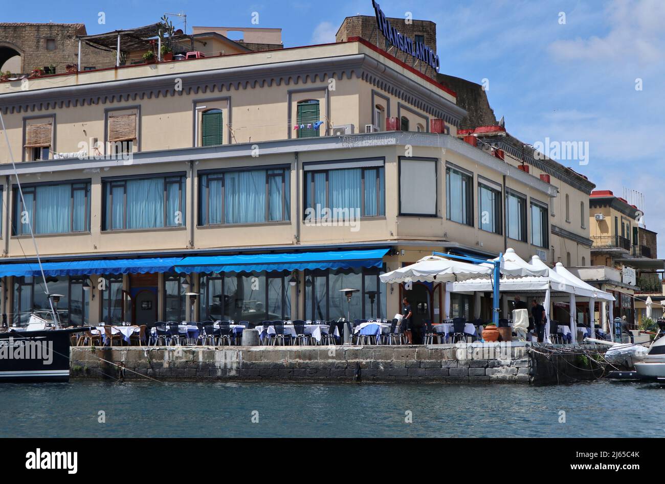 Napoli - Ristorante all'aperto al Borgo Marinari dalla barca Stock ...