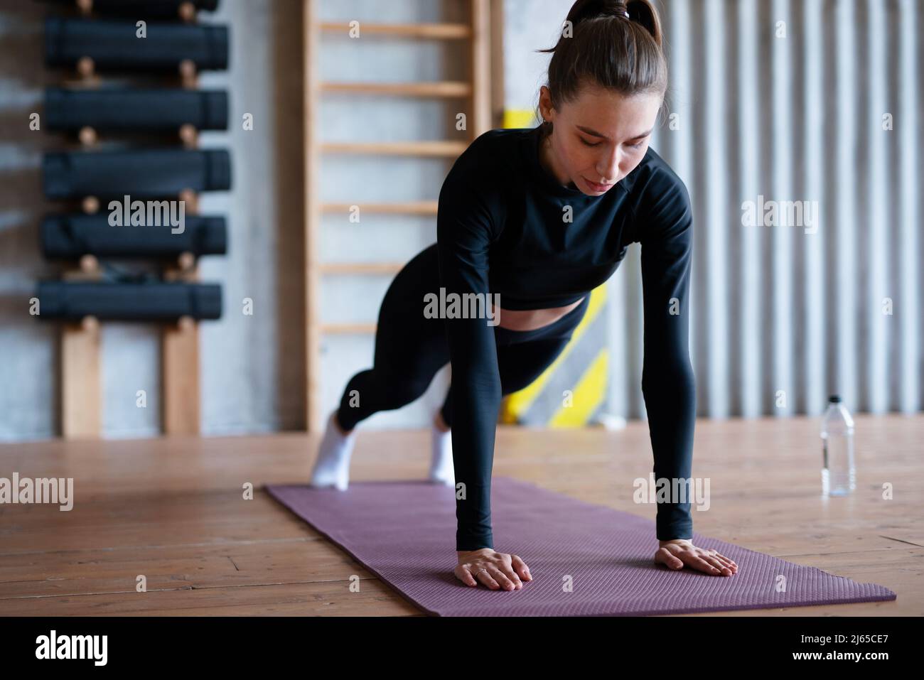 Fit woman doing full plank exercise works on abdominal muscles Stock ...