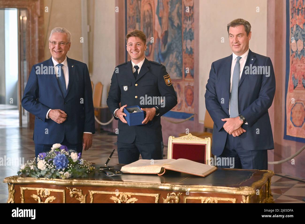 From left: Joachim HERRMANN (Interior Minister of Bavaria), Niklas BACHSLEITNER (Ski Cross ...