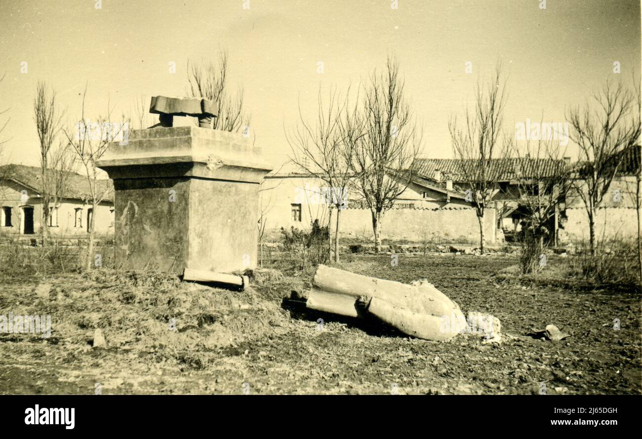 Stalin statue destroyed hi-res stock photography and images - Alamy
