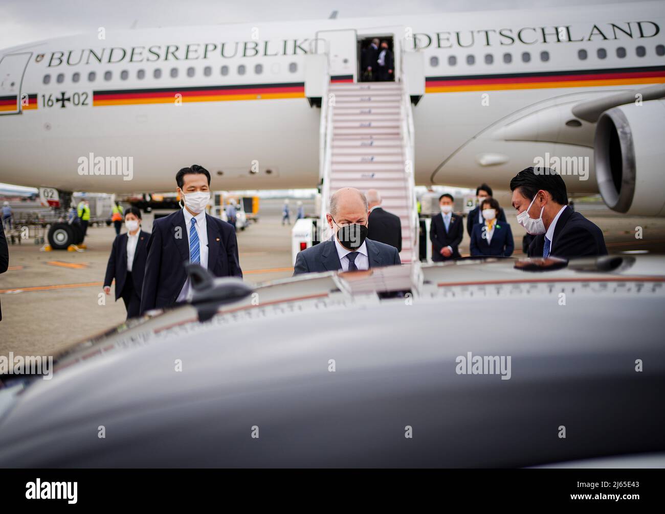 Tokio, Japan. 28th Apr, 2022. German Chancellor Olaf Scholz (SPD) walks ...