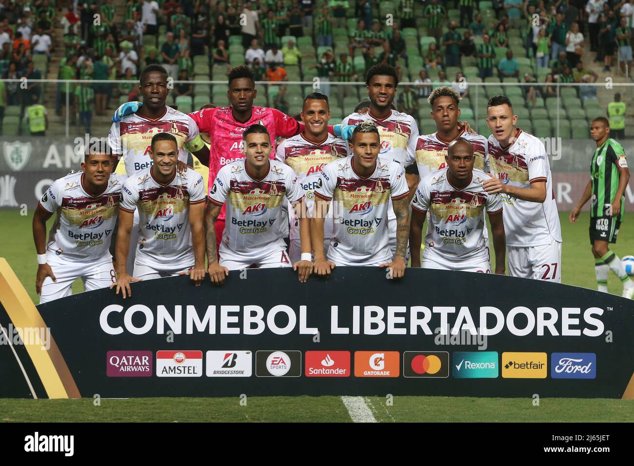 Jogadores do Tolima, posam para foto oficial momentos antes da partida ...