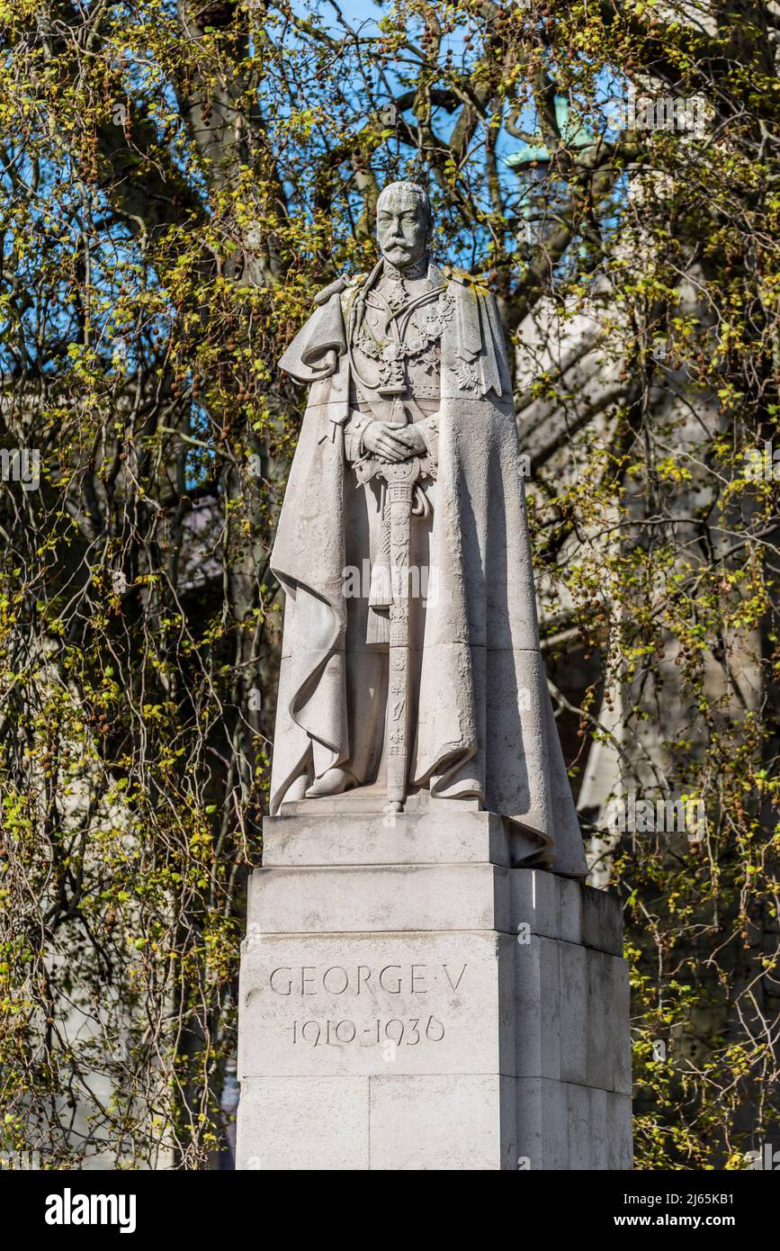 Statue of George V, Westminster, in Old Palace Yard, Westminster ...