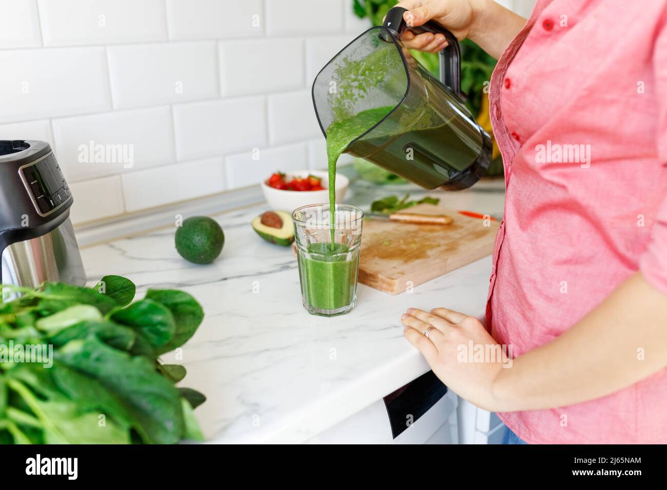 Pouring smoothie up close hi-res stock photography and images - Alamy