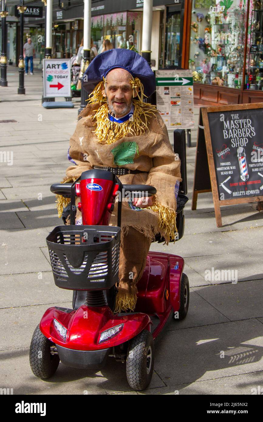 Elderly male scarecrow hi-res stock photography and images - Alamy