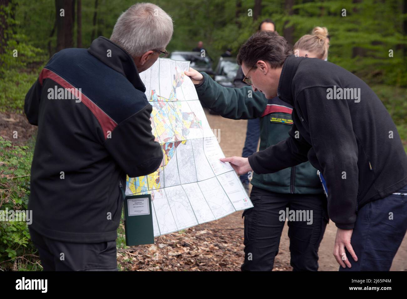 Bonn, Deutschland. 26th Apr, 2022. from left: Stefan SCHUETTE, Schutte ...