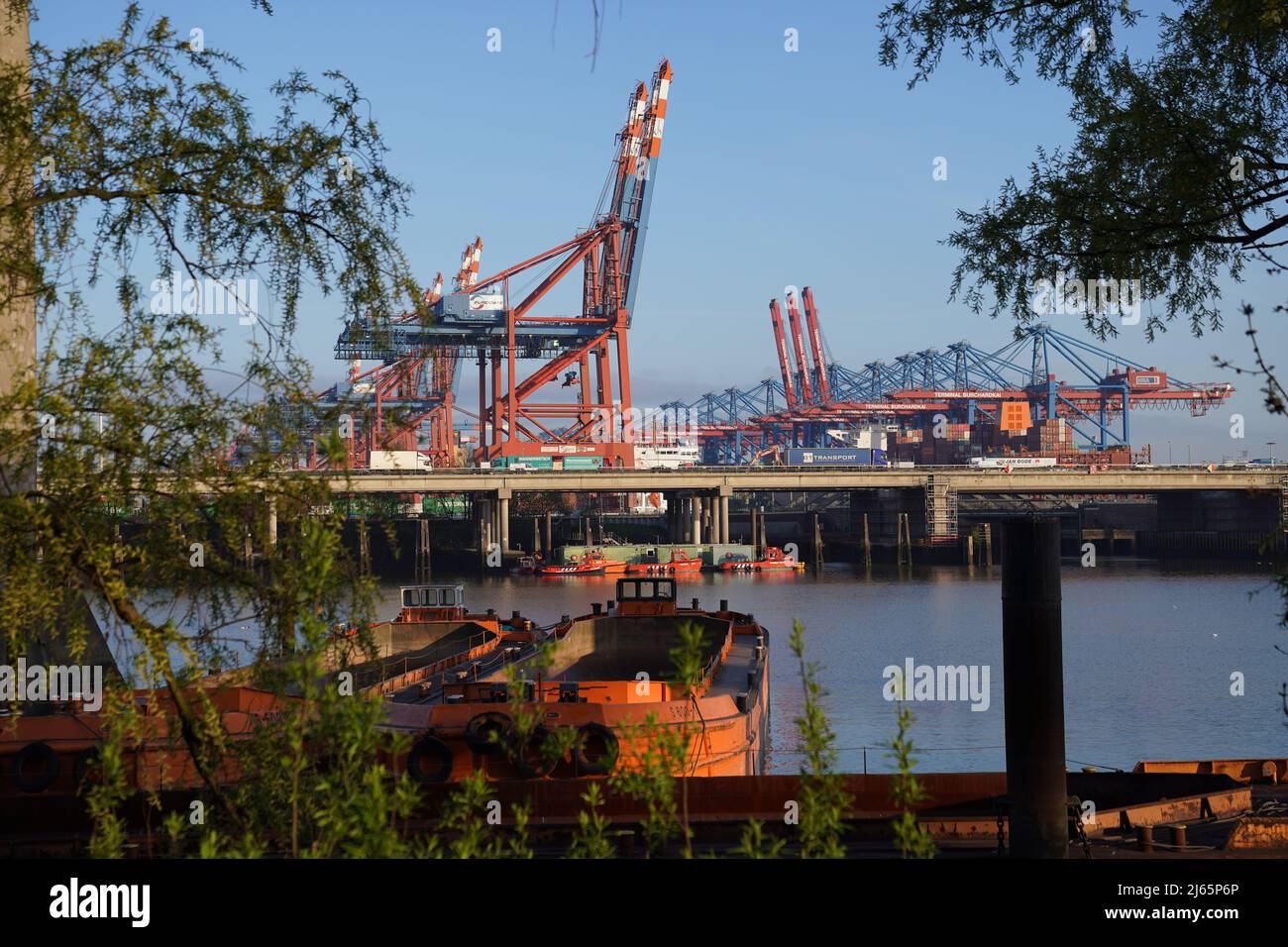 Hamburg, Germany. 28th Apr, 2022. Containers are loaded onto container ...