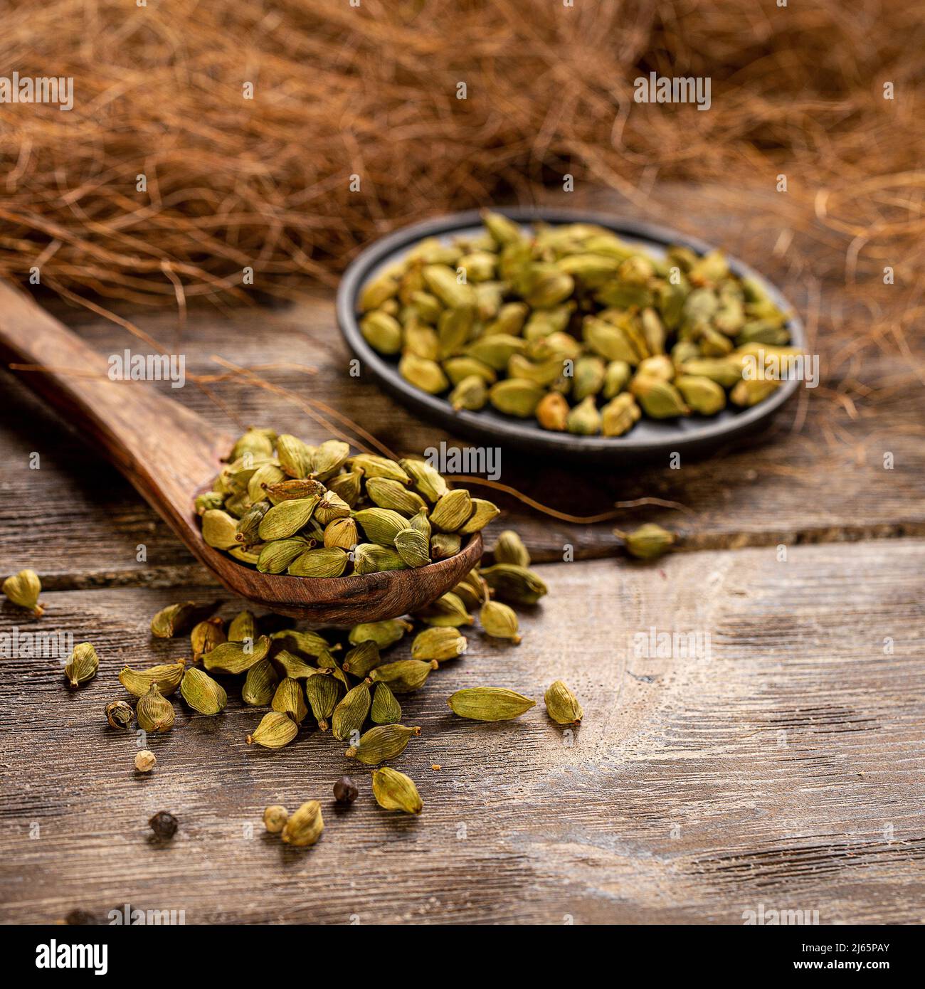 Seeds dry green cardamom hi-res stock photography and images - Alamy