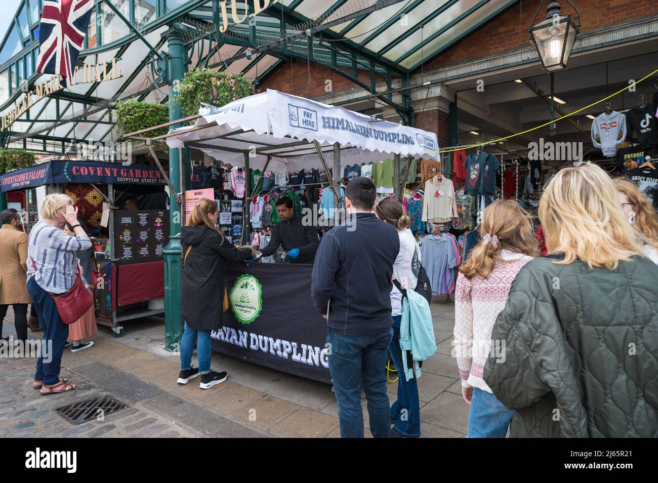 Himalayan dumpling stall hi-res stock photography and images - Alamy