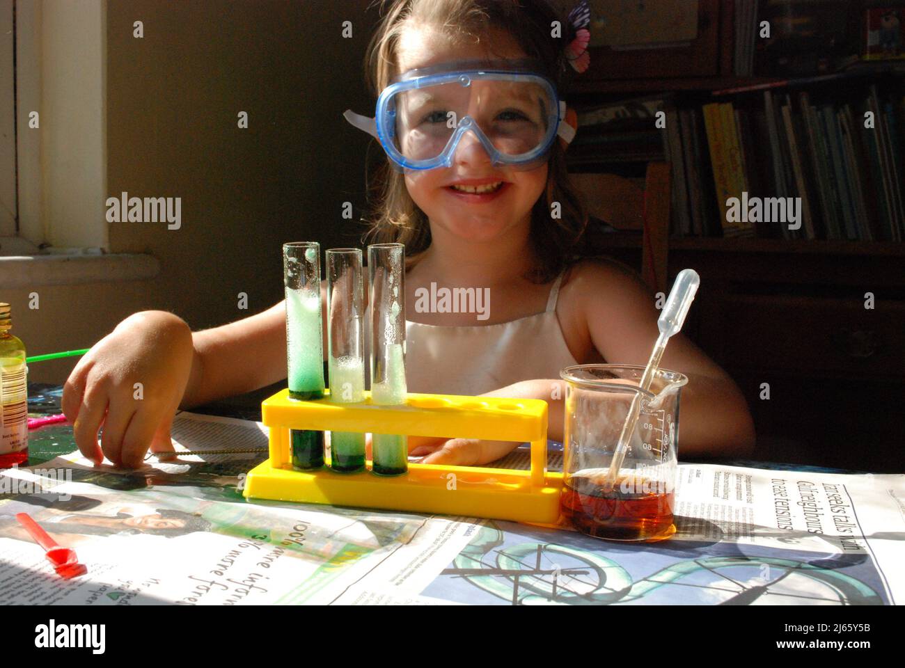 Childrens science experiment hi-res stock photography and images - Alamy